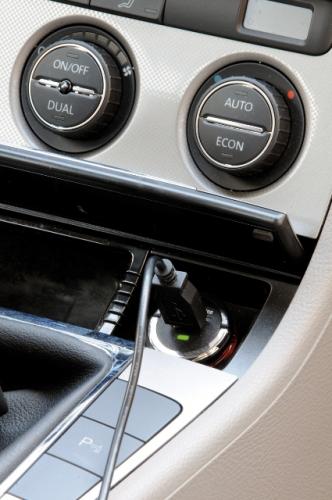 Cellular Line Микро зарядно за кола 12/24V USB 629 с цена от лв - Sravni.bg